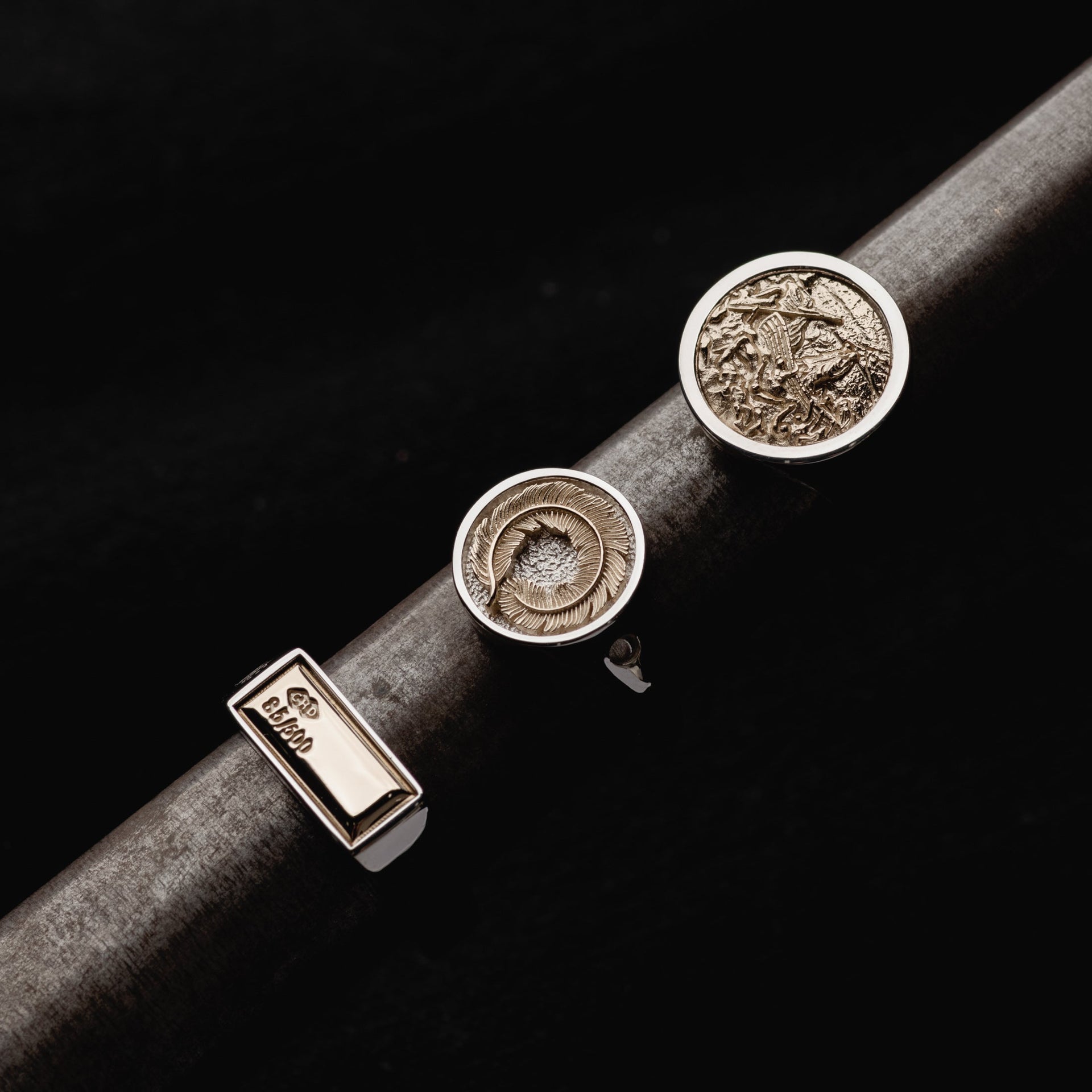 HOWLET; The Exclusive Signets – Howlet